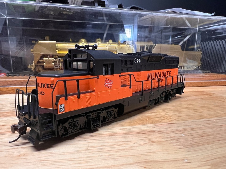 MILWAUKEE ROAD GP9M LOCOMOTIVE BY WALTHERS TRAINLINE HO # 931-111 ENG ...