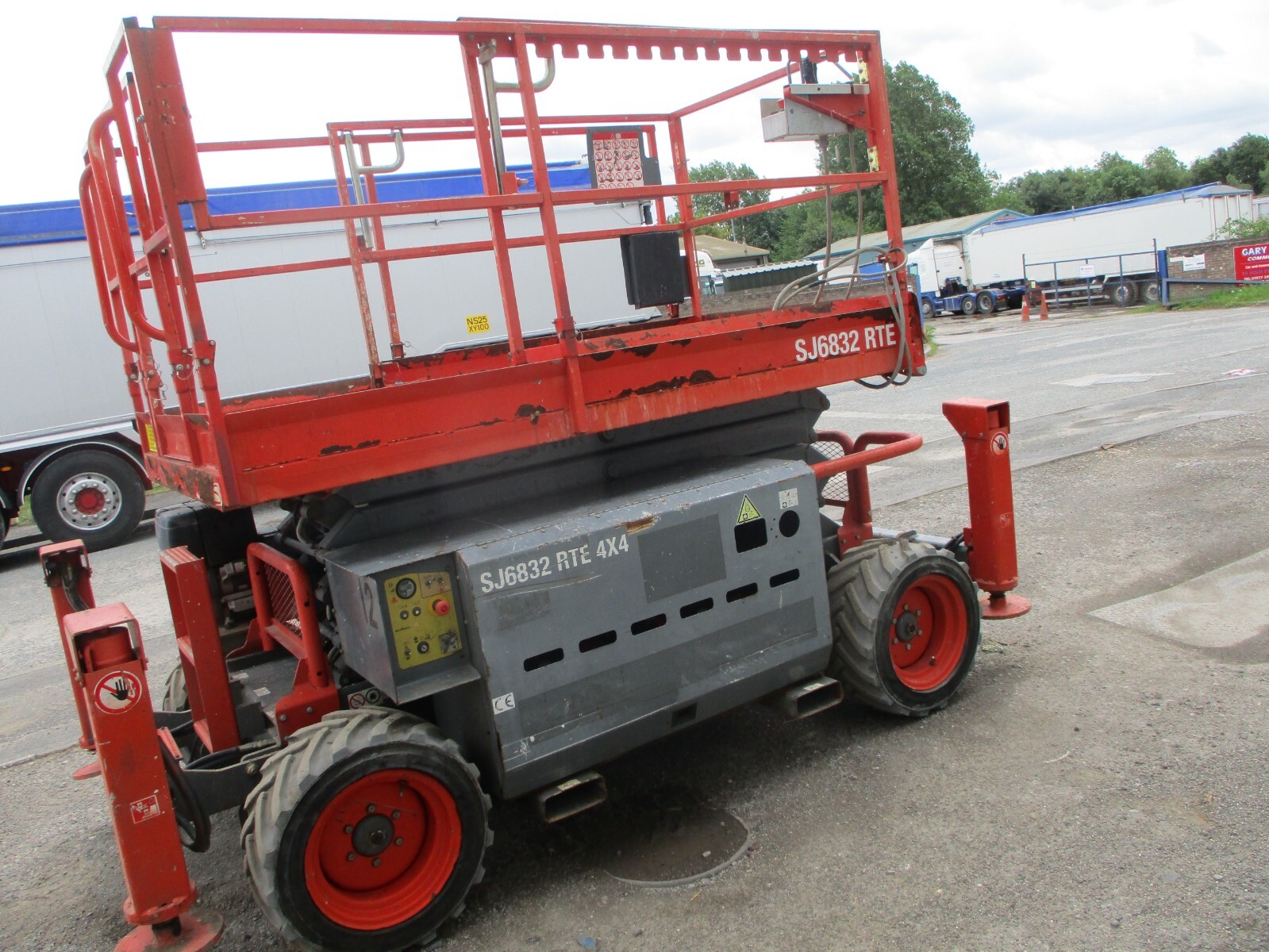2014 Skyjack 6832 RTE Scissor Lift Access Platform cherry picker ...