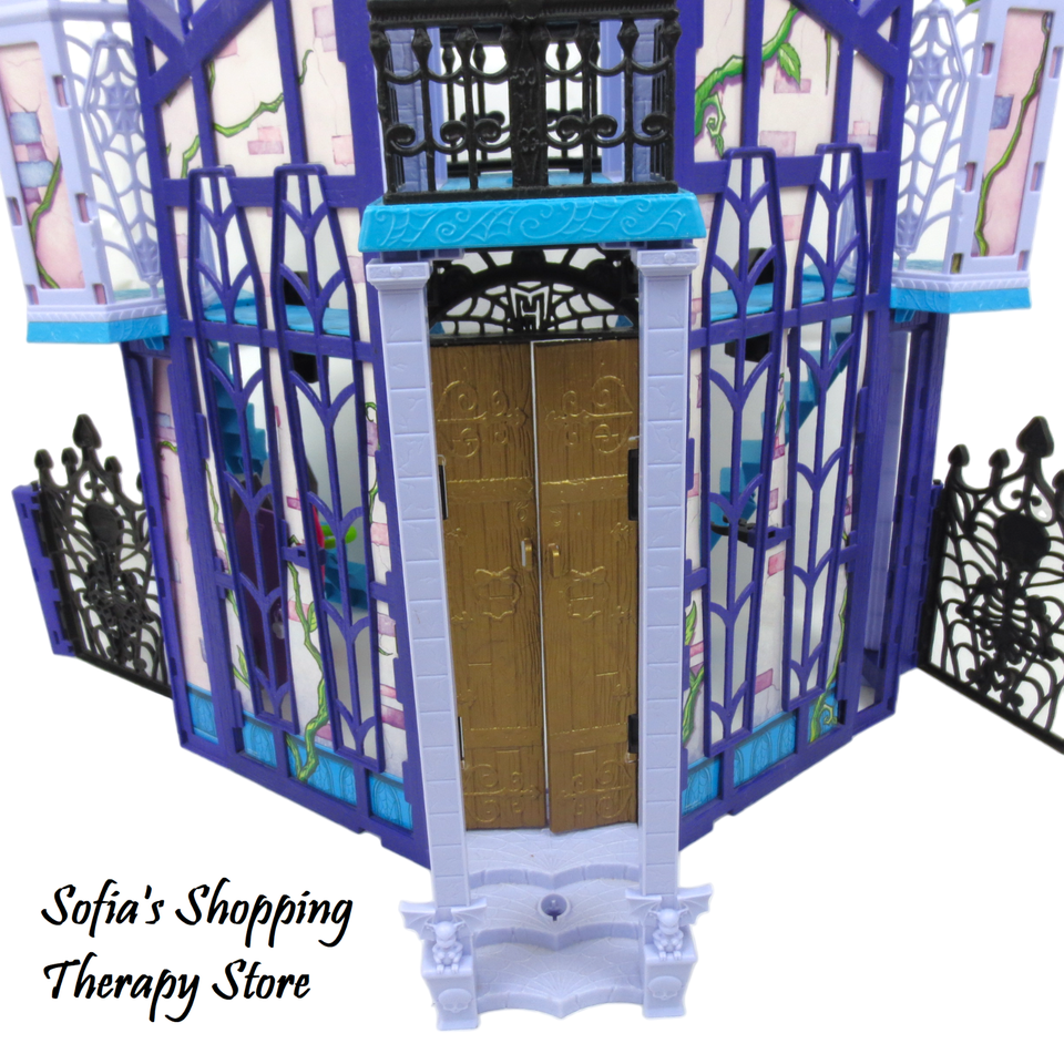 Monster High Deadluxe High School Castle Deluxe Playset comes ...