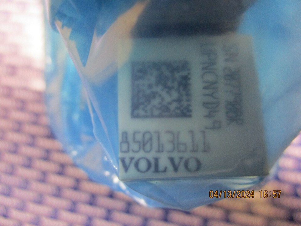 Brand new. Genuine OEM injectors Volvo D13 85013611 6 each set from kit ...