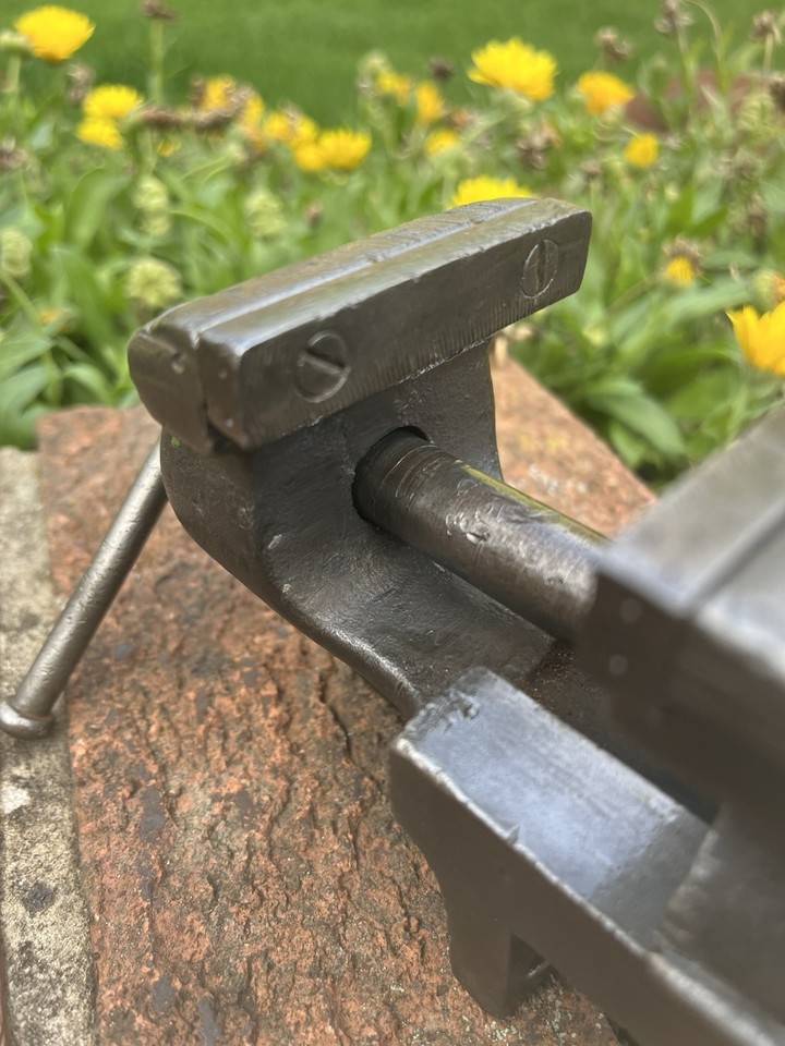 VINTAGE BARREL VICE WITH ANVIL GARAGE SHED OR WORKSHOP TOOL COLLECTABLE ...