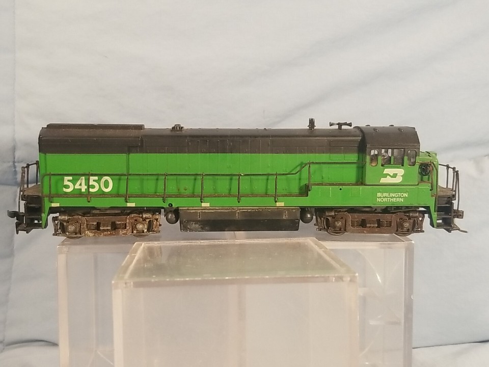 Athearn HO Scale GE U28B Diesel Locomotive Burlington Northern #5450 ...