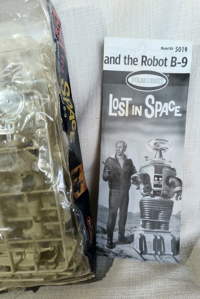 New Polar Lights Lost in Space Dr. Zachary Smith and Robot B-9 Model | eBay