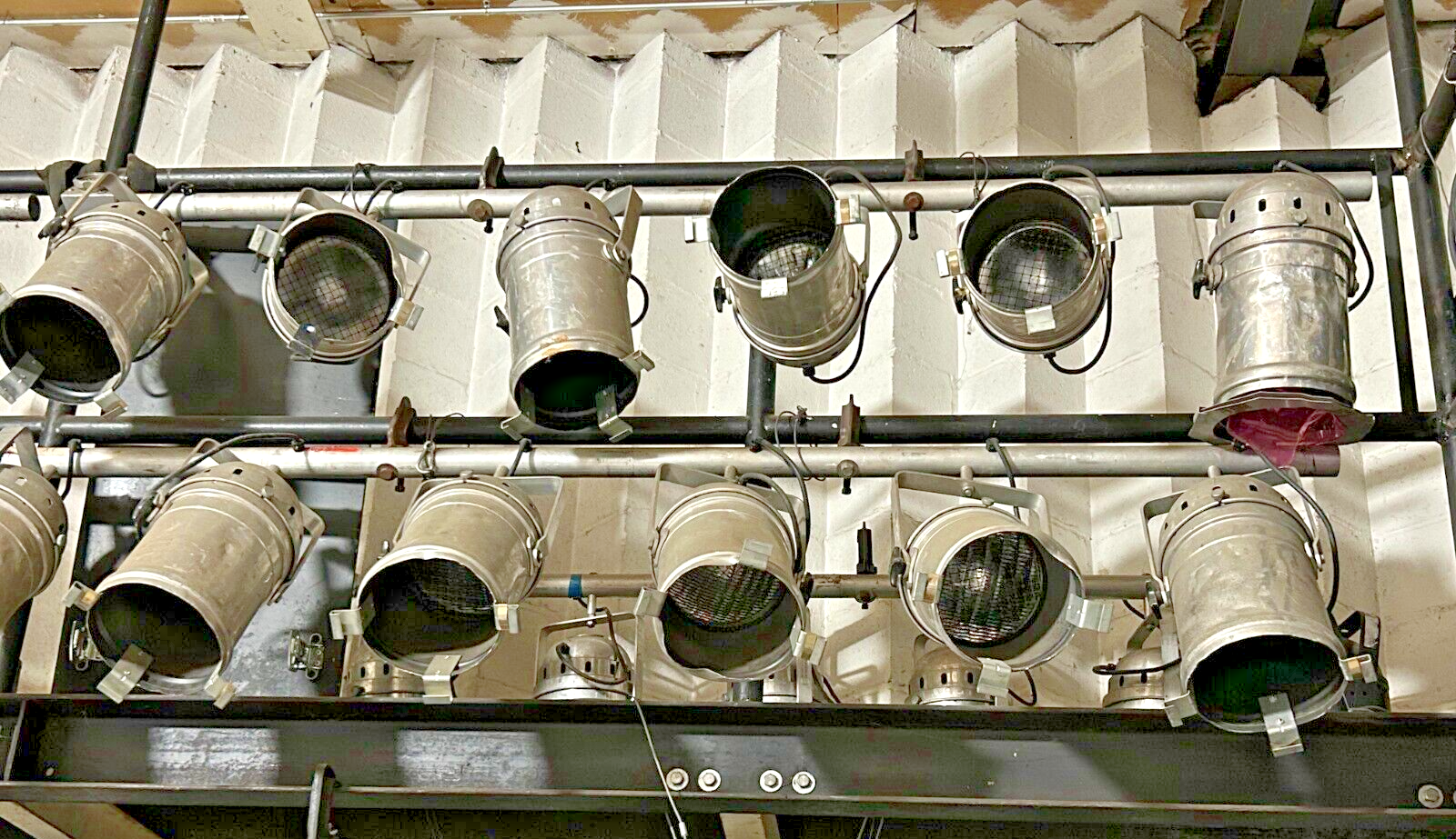 THOMAS ENGINEERING PRE-RIG BAR WITH 6 THOMAS PAR 64 FIXTURES.1000 WATT ...