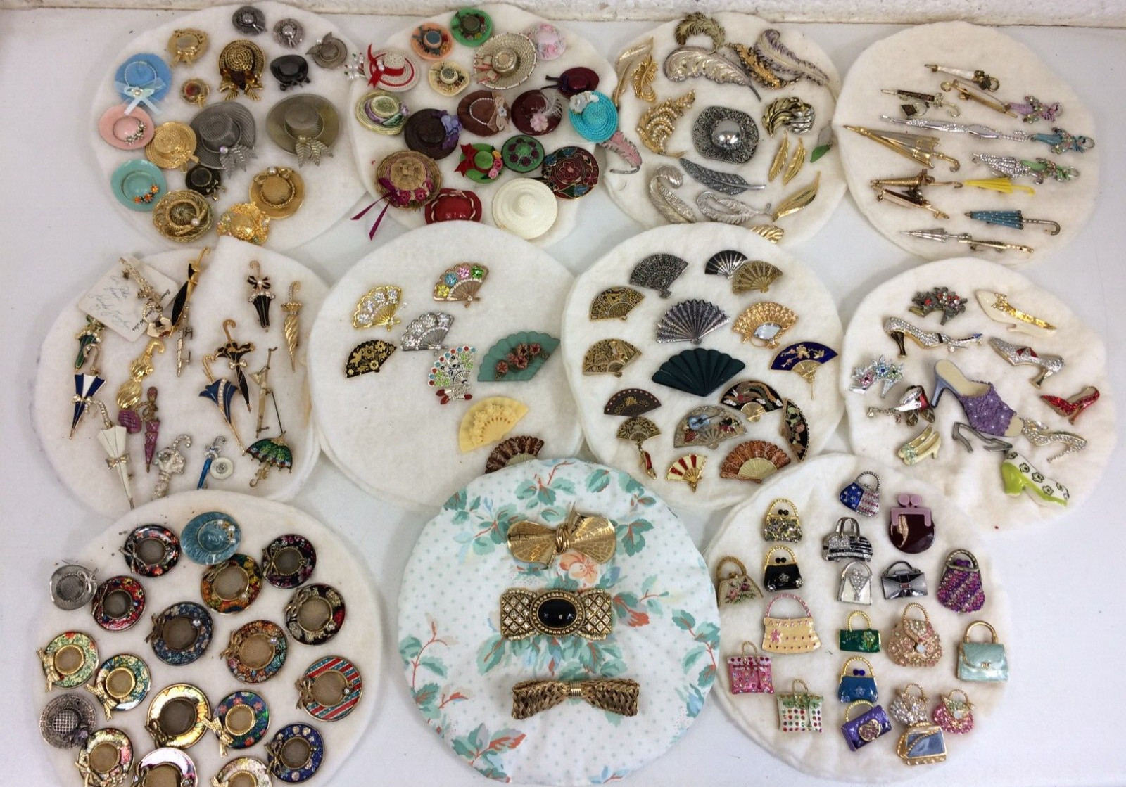 Huge Brooch Collection Displayed in collectors Vinta… - Gem