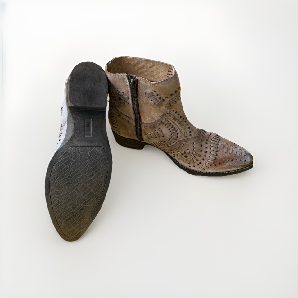 Sheryl Crow Star Distressed Leather Pull Shoes On Navy Cowboy Style ...