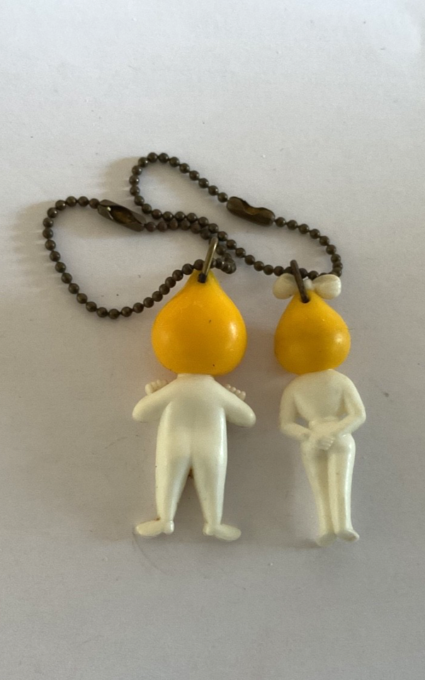 2 porte clefs ESSO Mr. et Mme gouttes d’huile- oil drop boy and girl ...