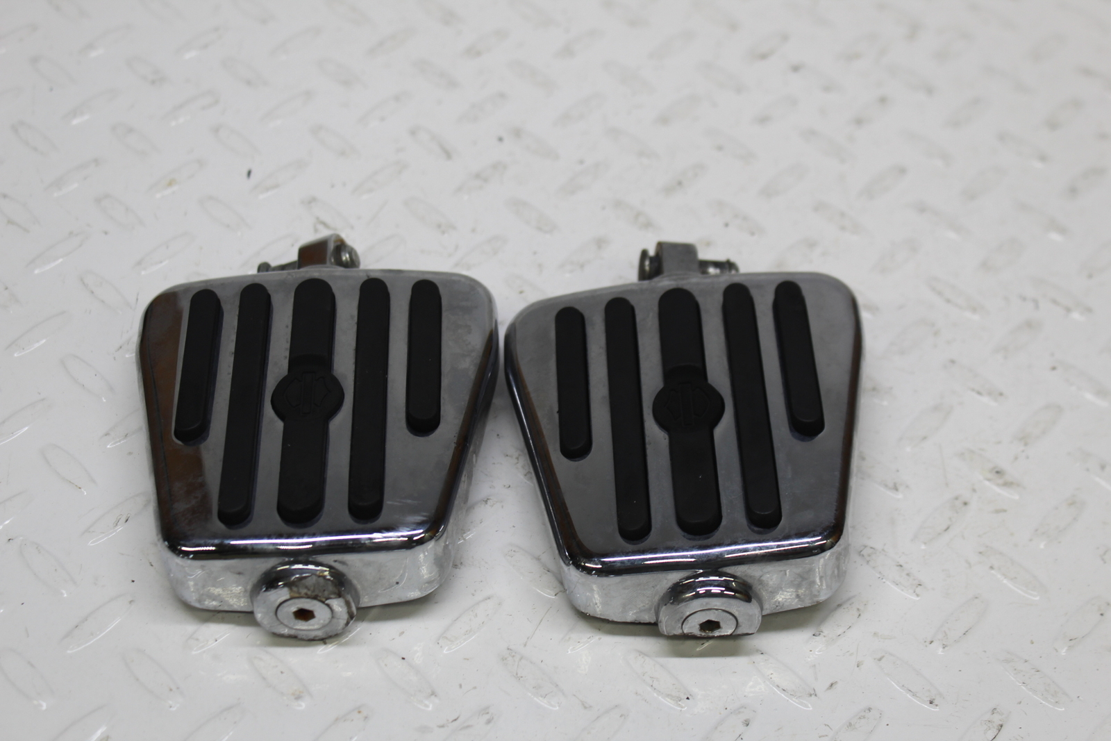 HARLEY-DAVIDSON FRONT FOOT RESTS PEGS STEPS SET PAIR 51327-08 | eBay.de
