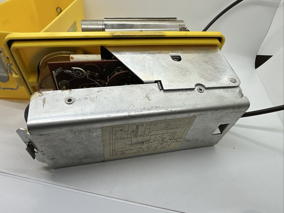 Geiger Counter Universal Atomics CD V 700 Model No.4 TESTED WORKs FREE ...