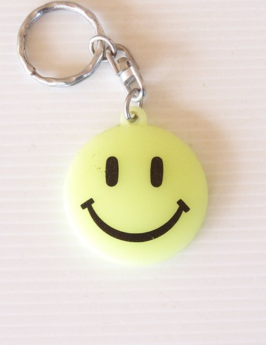VINTAGE HAPPY YELLOW SMILEY FACE SOUVENIR PLASTIC KEY CHAIN KEYRING ...