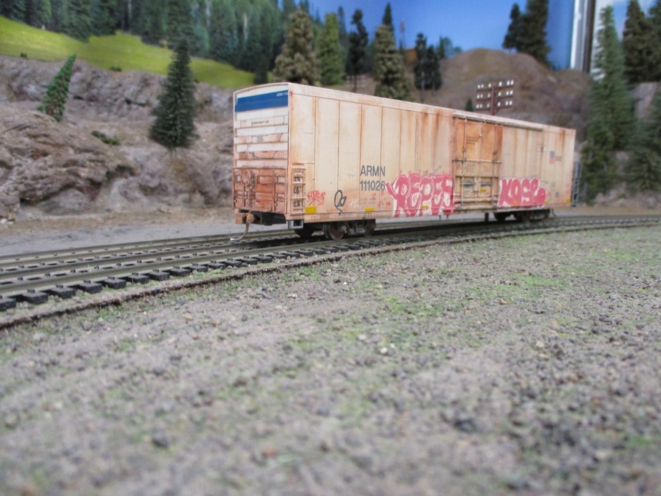 Ho custom weathered freight cars Walthers 64' mec. refrigerator boxcar ...