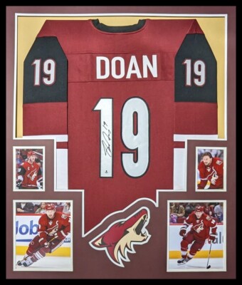 FRAMED PHOENIX COYOTES SHANE DOAN AUTOGRAPHED SIGNED JERSEY BECKETT COA ...