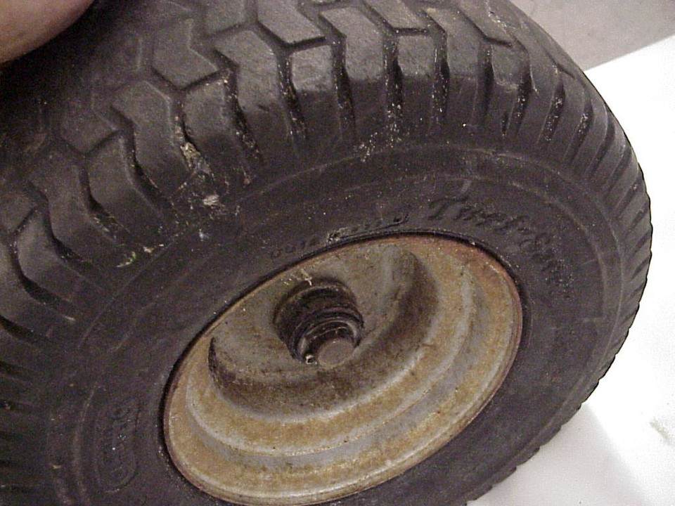 WHEEL HORSE 252-H TRACTOR LAWN MOWER LEFT HAND SPINDLE WHEEL & TIRE &D ...