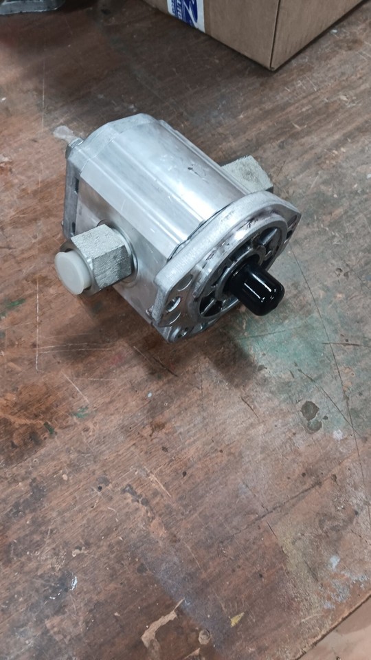 Hydraulic Gear Pump Flat Keyed Shaft SAE Flange Mounting 2700 PSI ...