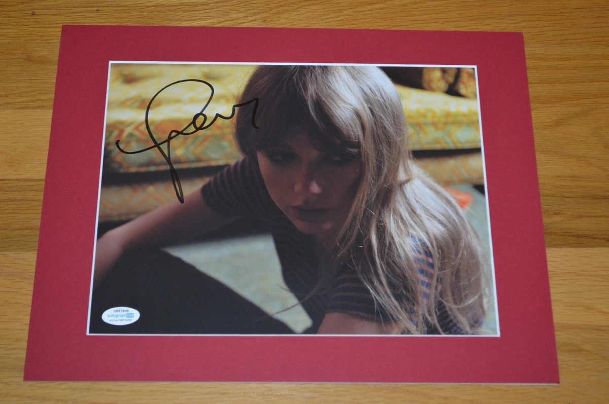 Taylor Swift Autograph On Paper