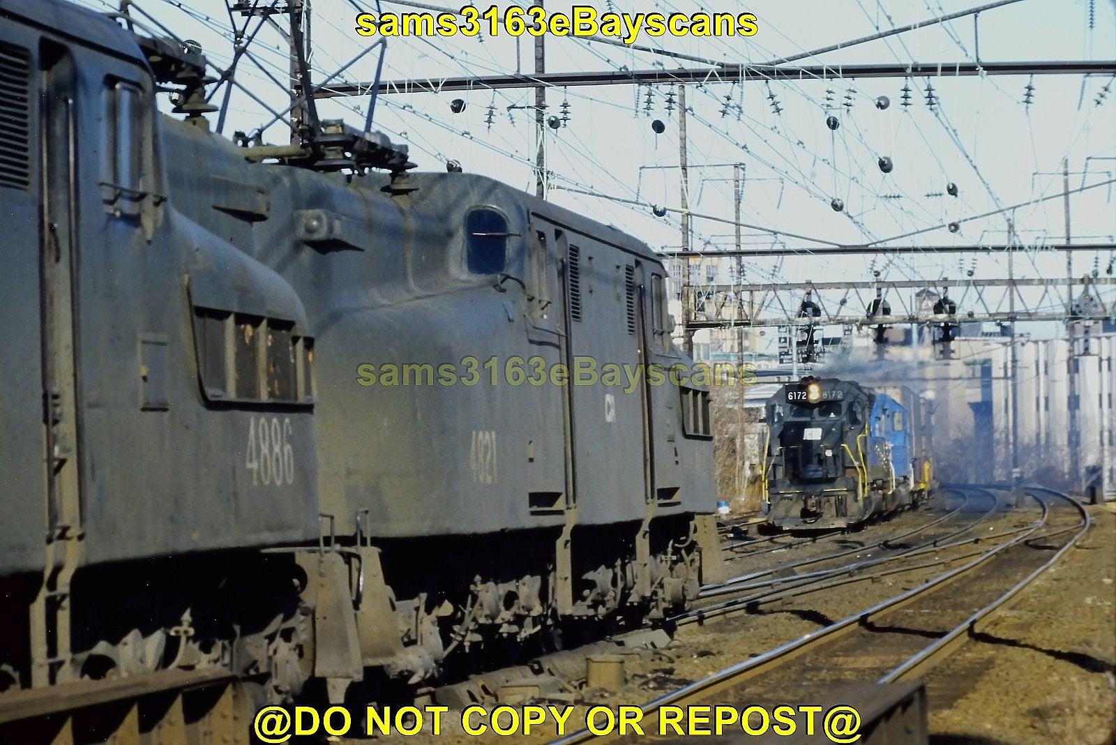 ORIGINAL SLIDE PENN CENTRAL RR SD45 6172 MEETS CR GG1 4821 ELIZABETH NJ 1977 | eBay