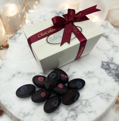Rose & Violet Creams in Dark Chocolate Gift Box 12-13 x chocolates 200g ...