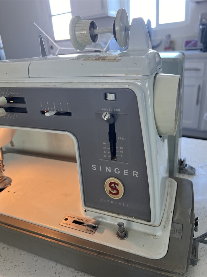 Vintage Singer Touch and Sew Model 600 Sewing Machine Foot Pedal Carry ...