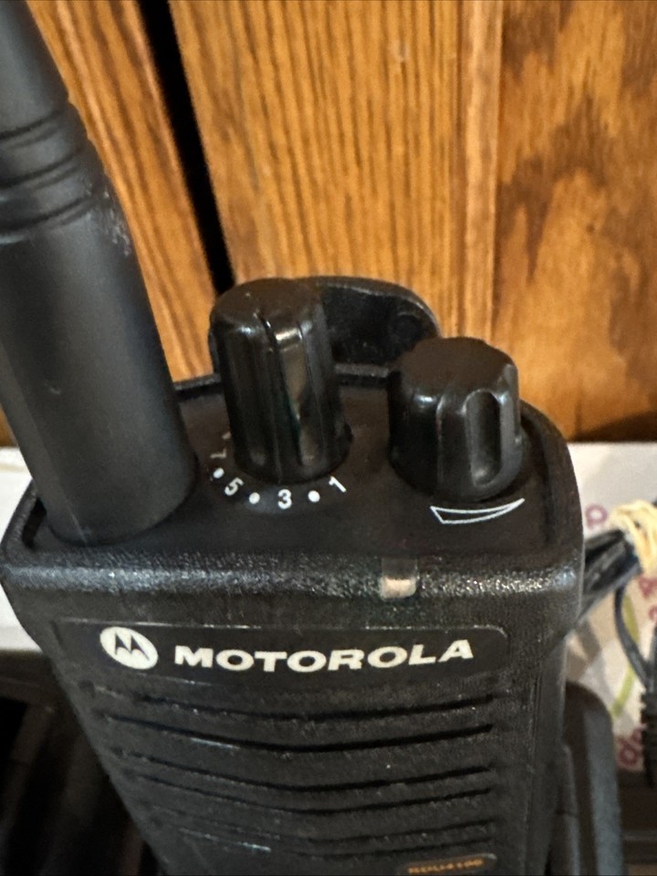2X Working Motorola RDU4100 RU4100BKN9BA UHF Radio w/Battery & Charger ...
