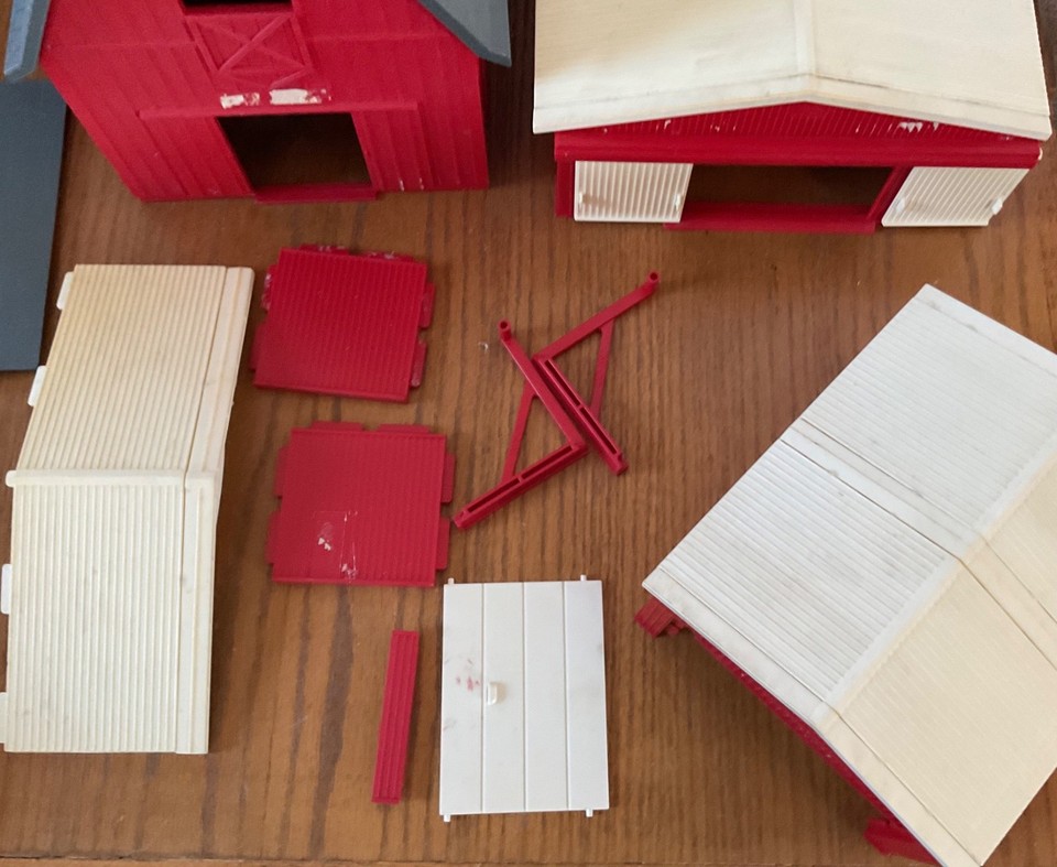 Lot of Ertl Farm Buildings and Accessories, Barn, Machine Shed, and ...