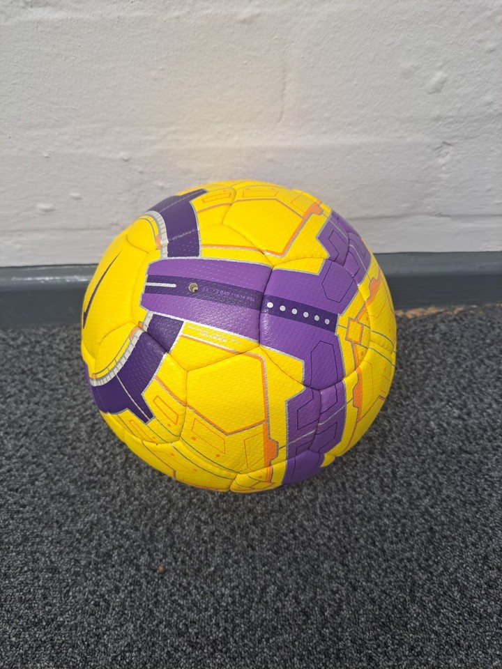 Nike T90 Ascente WINTER Match Ball. 2009/10 Premier League Ball Size 5 ...