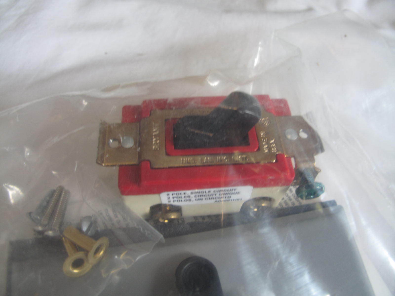 (1) NEW Hubbell Bell Outdoor Lever Switch Cover 5137-0 2P 20A 120-277 ...