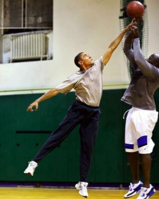 BARACK OBAMA PLAYING BASKETBALL GLOSSY POSTER PICTURE PHOTO BANNER ...