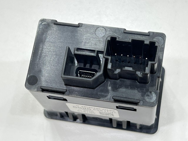 2020 - 2023 GMC ACADIA FRONT CENTER CONSOLE USB PORT SWITCH MODULE OEM ...