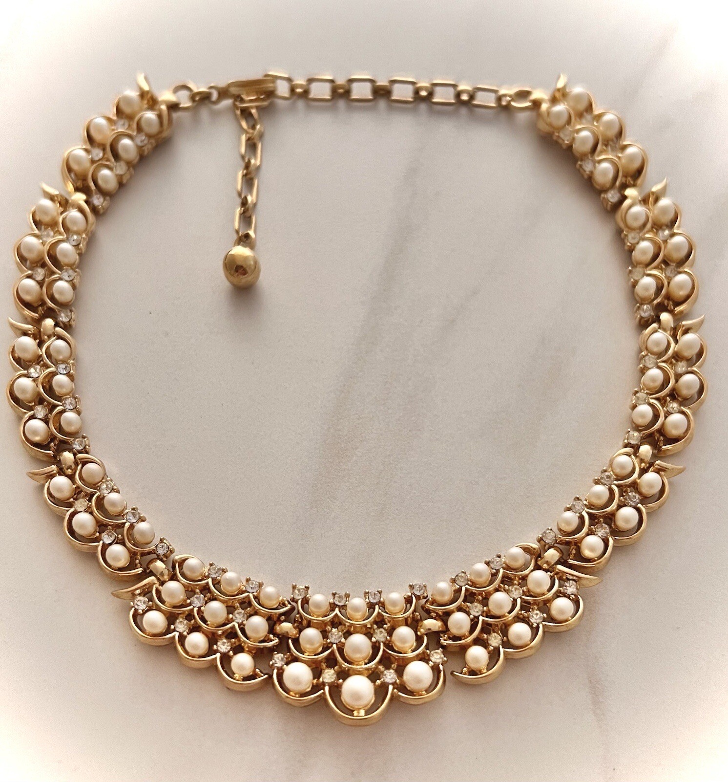 STUNNING TRIFARI FAUX PEARL & RHINESTONE NECKLACE - Gem
