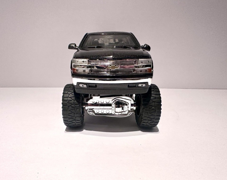 Jada Toys 1/24 Scale High Profile Chevy Suburban XD Series | eBay