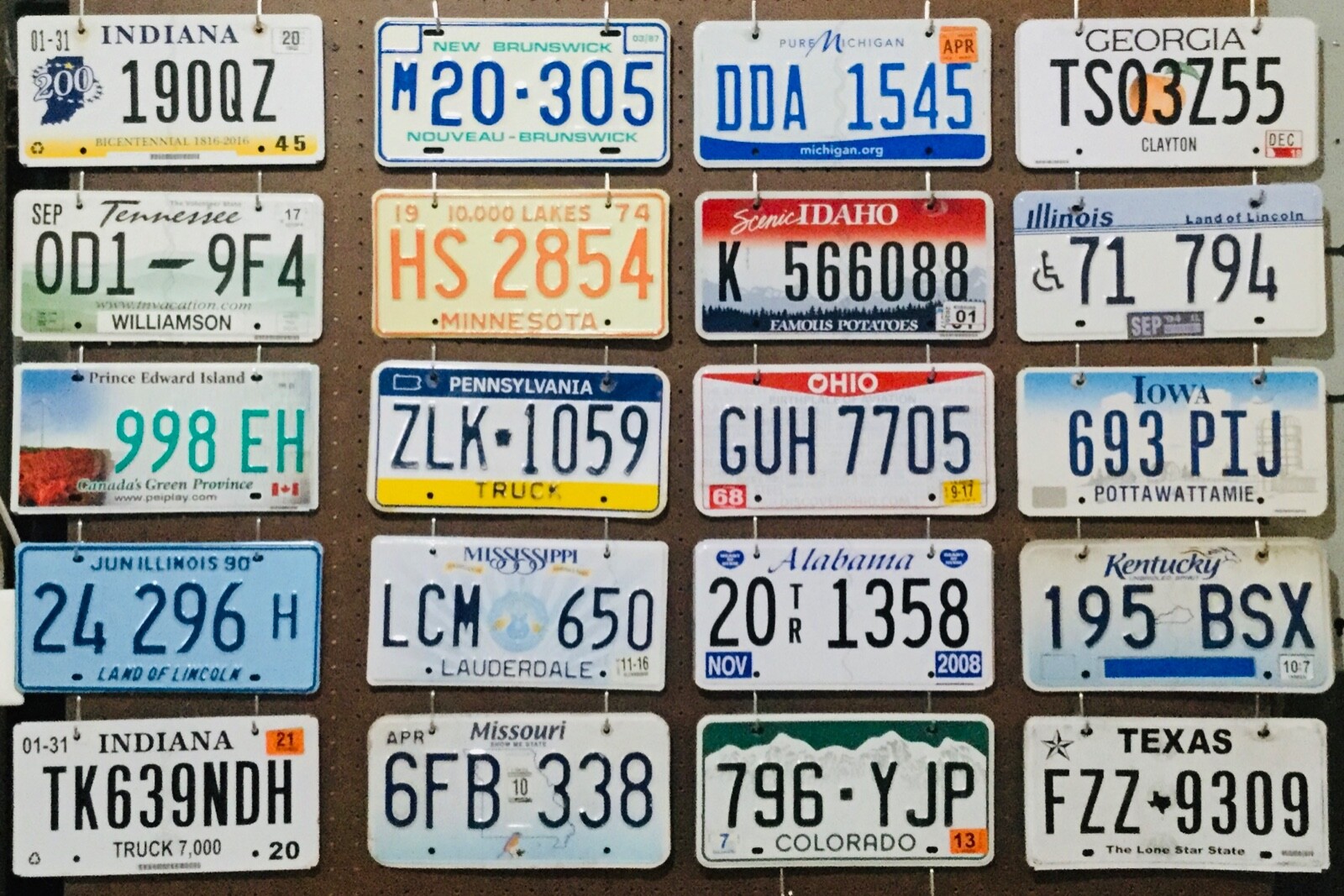 Large lot of 20 old colorful license plates - bulk - many states - low ...