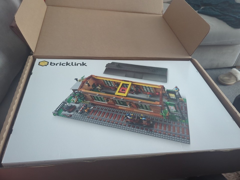 Lego Limited Release Bricklink 910033 Old Train Engine Shed limited ...