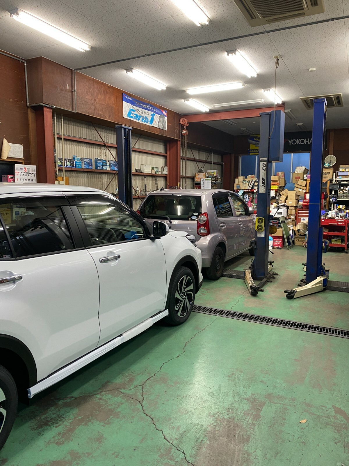 2007-2018 Genuine Toyota Hiace Slide Door Lower Roller Right Base Sub ...