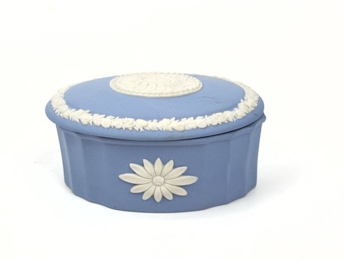 WEDGEWOOD JASPERWARE SMALL OVAL TRINKET BOX WITH LID BLUE/ WHITE FLOWER ...