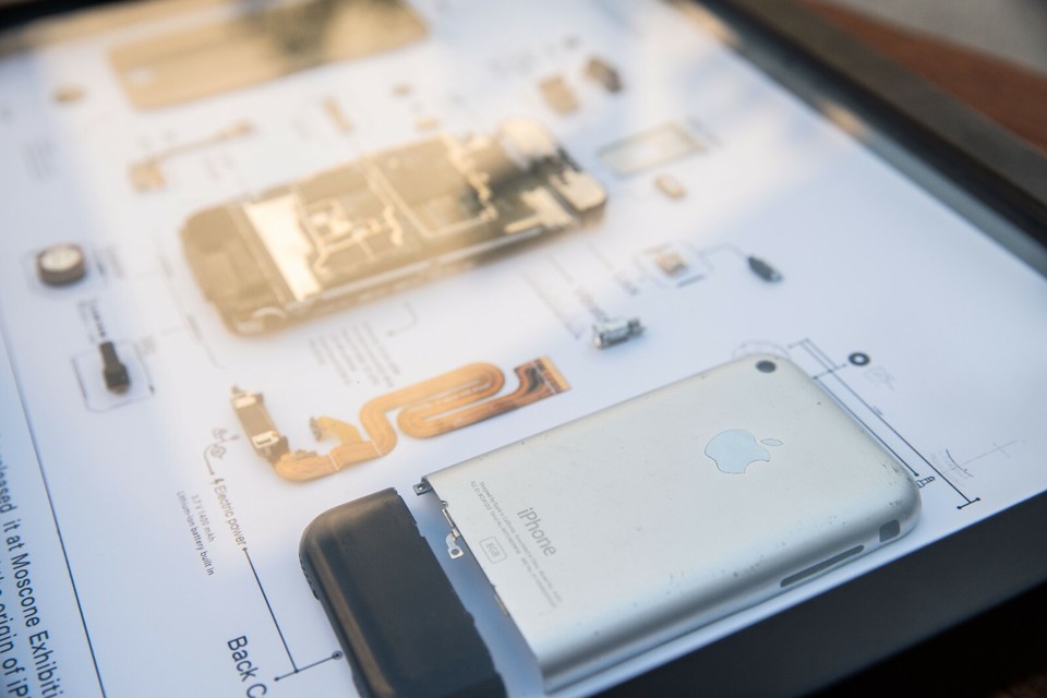 Disassembled iPhone 1st Gen Teardown With Frame, Deconstructed iPhone 1 ...