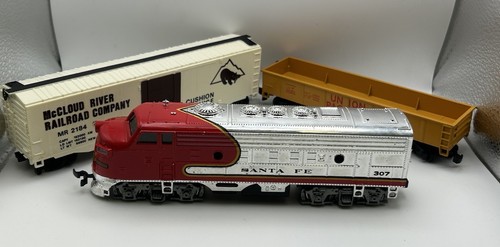 Lot of 3 HO Scale Santa Fe 307 train Locomotive and 2 freight cars | eBay