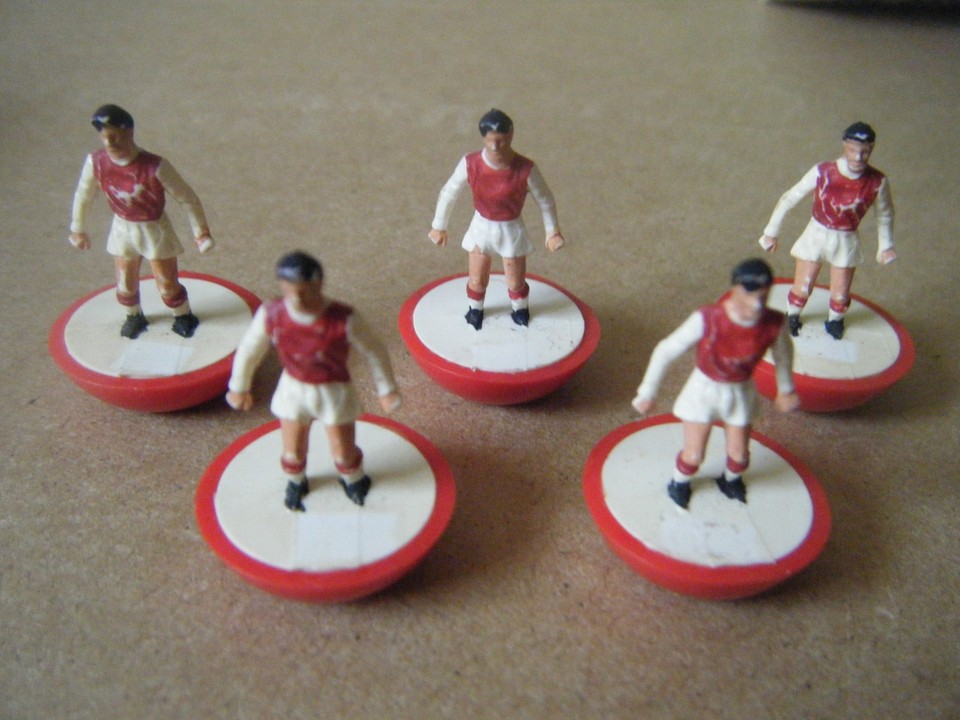 Subbuteo "SET OF ARSENAL PLAYERS & KICKER" 2 different lots. SEE ...