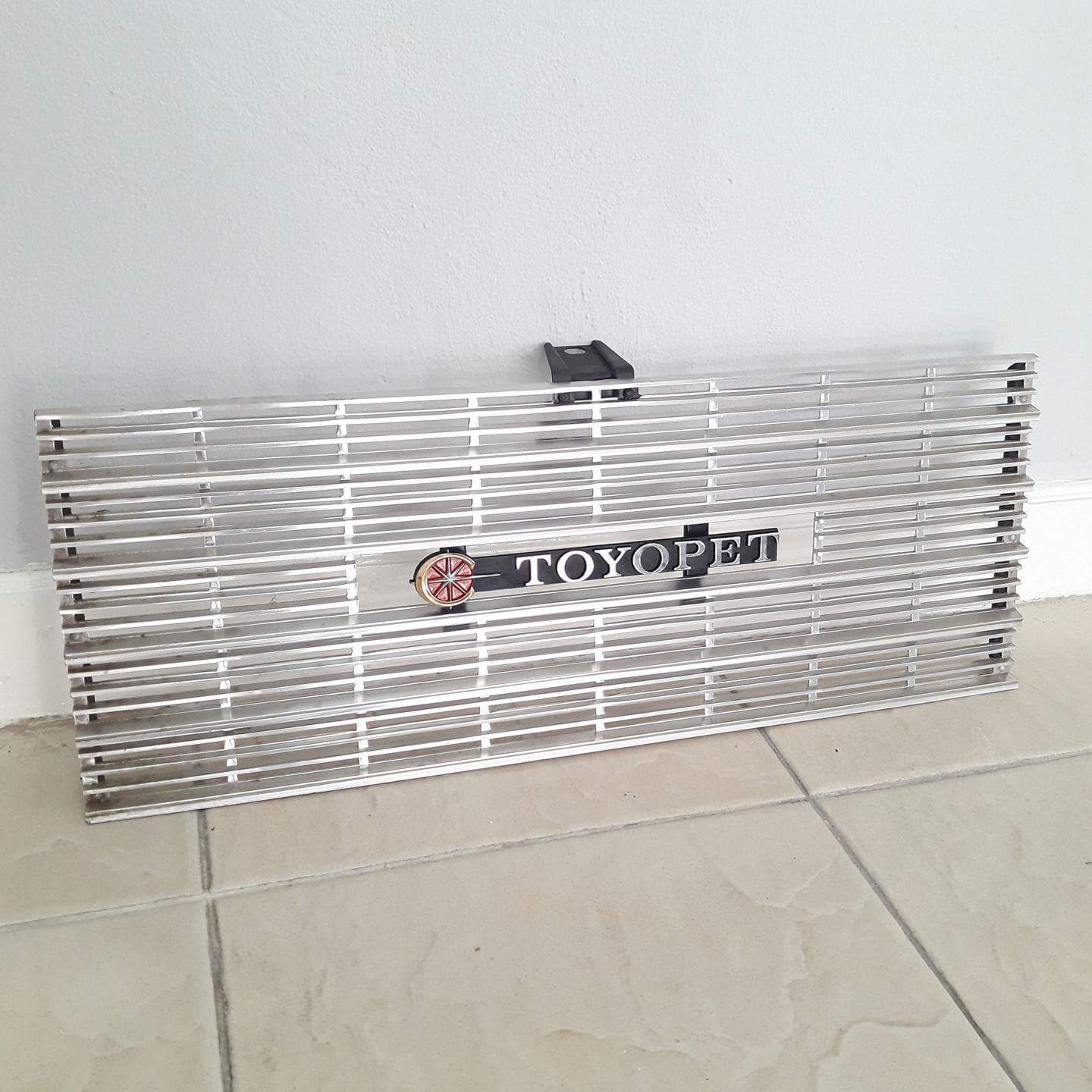 TOYOTA TOYOPET CORONA RT40 Front Grille Radiator+Emblem Badge Genuine ...