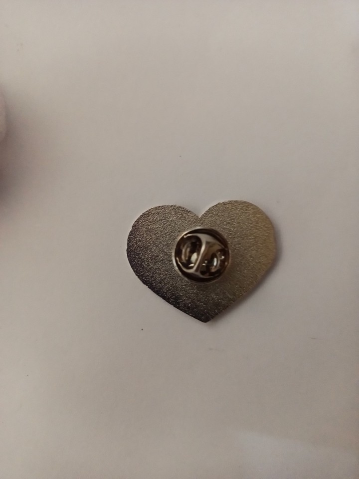 LOVE LUCY- PIN-2 OR MORE PINS SHIP FOR $5.49-SPEND $20 AND SHIPPING IS ...