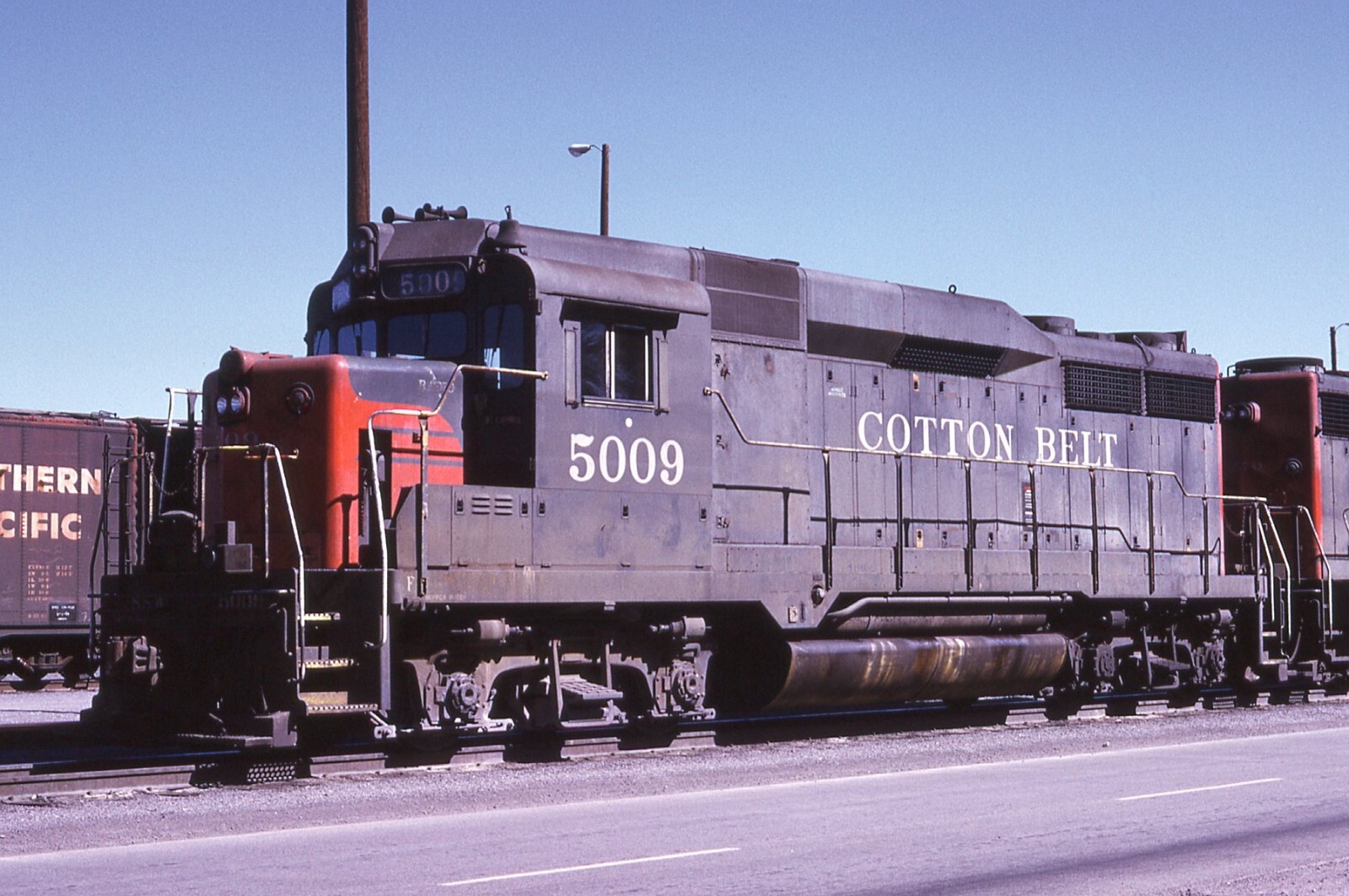 ST. LOUIS-SOUTH WESTERN RAILROAD GP30 #5009 ORIGINAL KODACHROME SLIDE ...