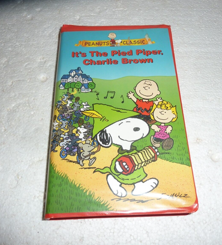 It's the Pied Piper Charlie Brown (VHS, 2000, Red Clamshell) Peanuts ...