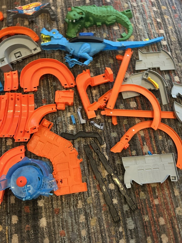 Hot Wheels Ultimate garage, T. Rex, shark attack, alligator track piece ...