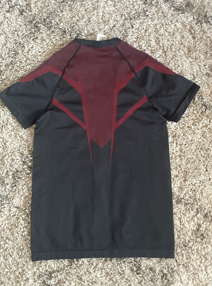 Gymshark Onyx v5 -- Carmine Red -- t-shirt -- compression shirt ...