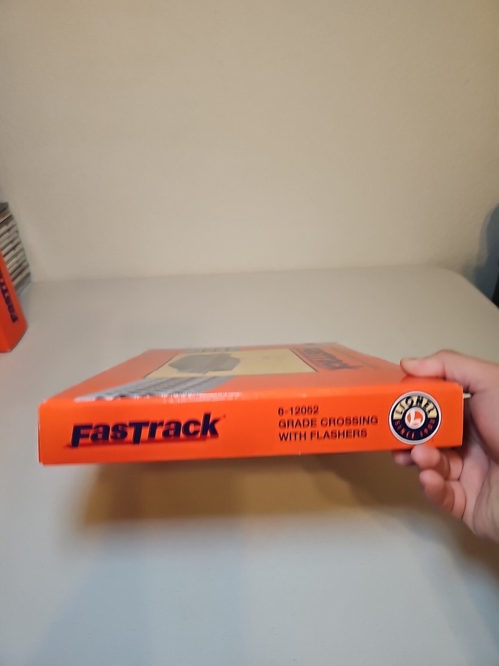 Lionel FasTrack 6-12062 Grade Crossing with Gates and Flashers BRAND ...