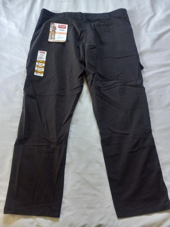 NWT Wrangler Mens 42x30 Relaxed Flex Fit Tech Pocket Cargo Pants BLACK ...