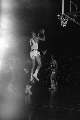 Paul Neumann Of The Syracuse Nationals Shoots 1960S Old Basketball ...