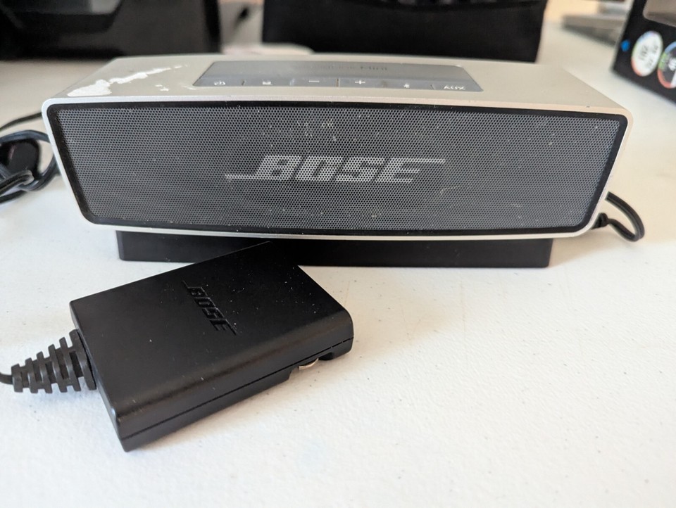 Silver BOSE SoundLink Mini Bluetooth Speaker w Charging Cradle, AC ...