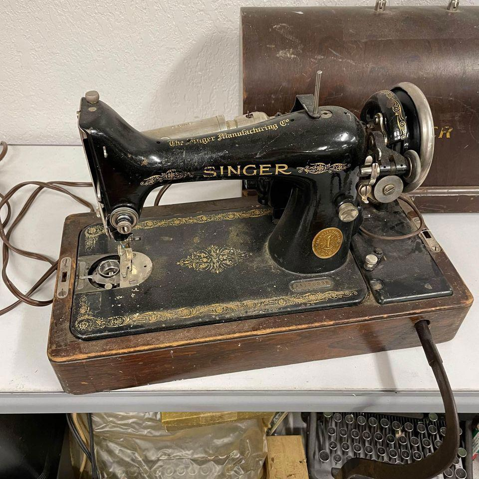 Singer Portable Sewing Machine Bentwood Case AA126236 Model 99 - READ ...