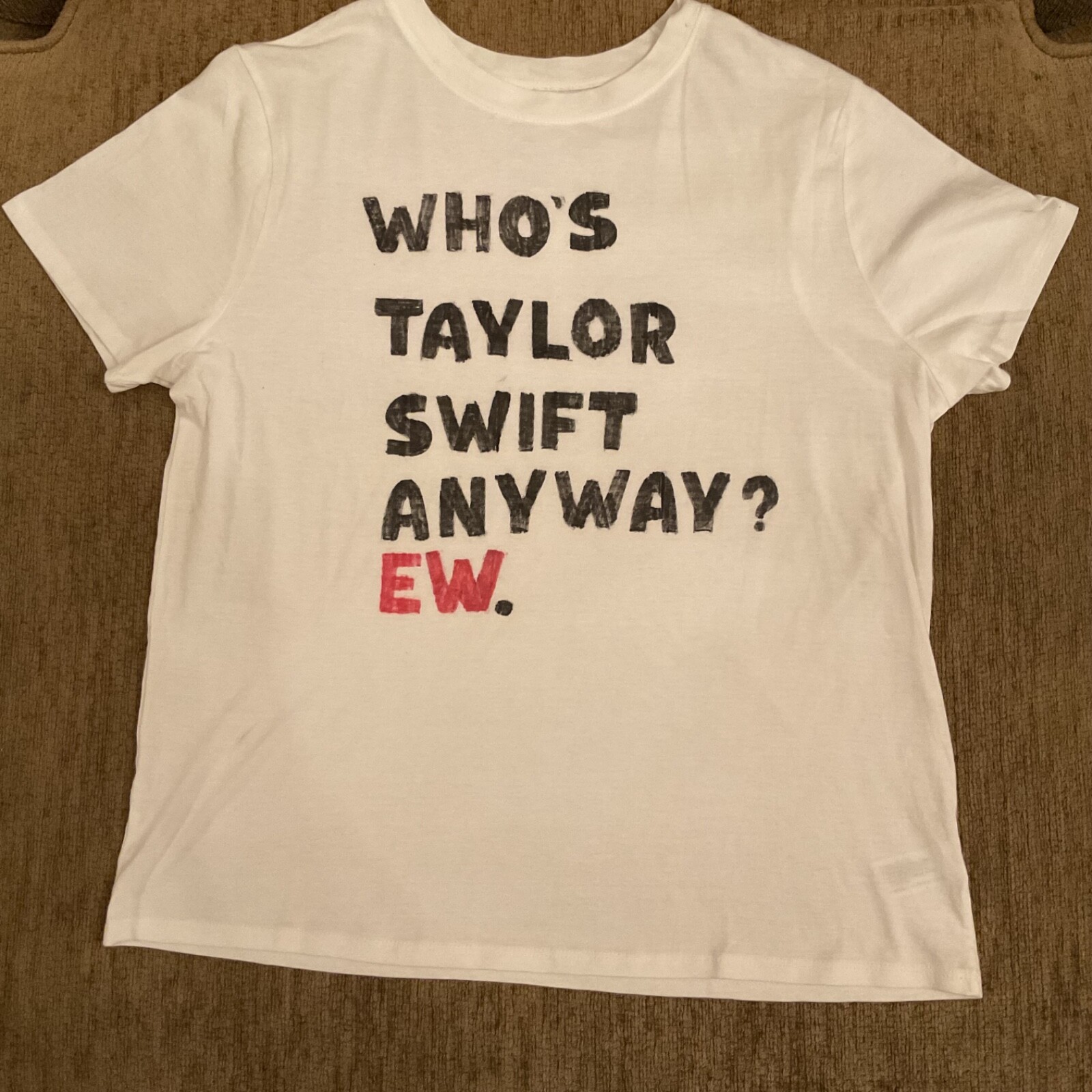 TAYLOR SWIFT WHO'S TAYLOR SWIFT ANYWAY? EW. White Sho… - Gem