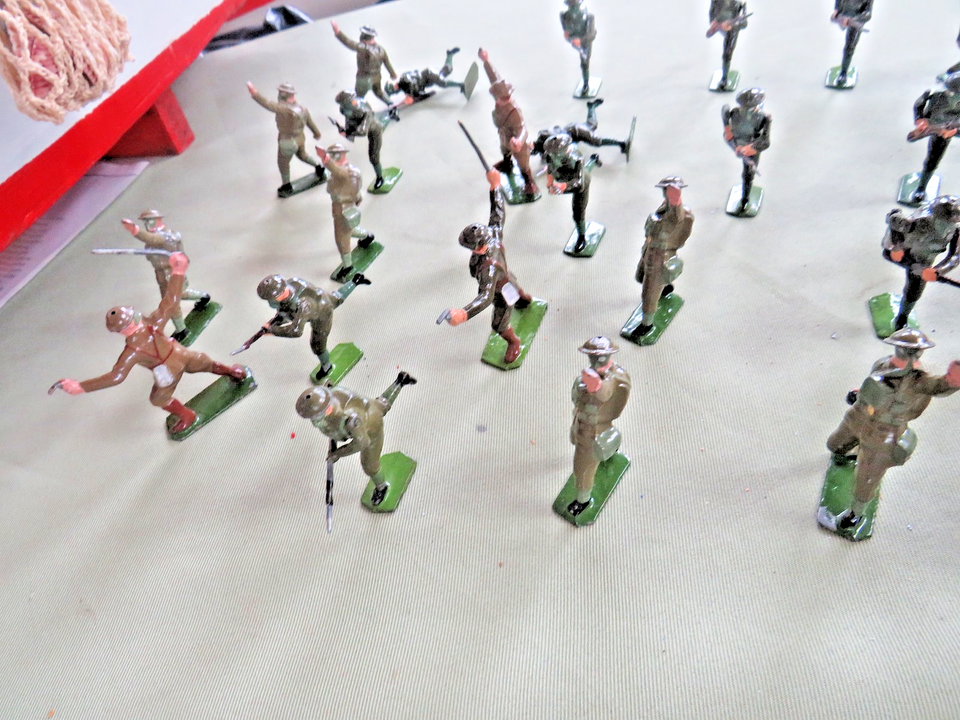 VINTAGE BRITAINS LEAD SOLDIERS WW2 BRITISH INFANTRY 30+ FIGHTING MEN ...